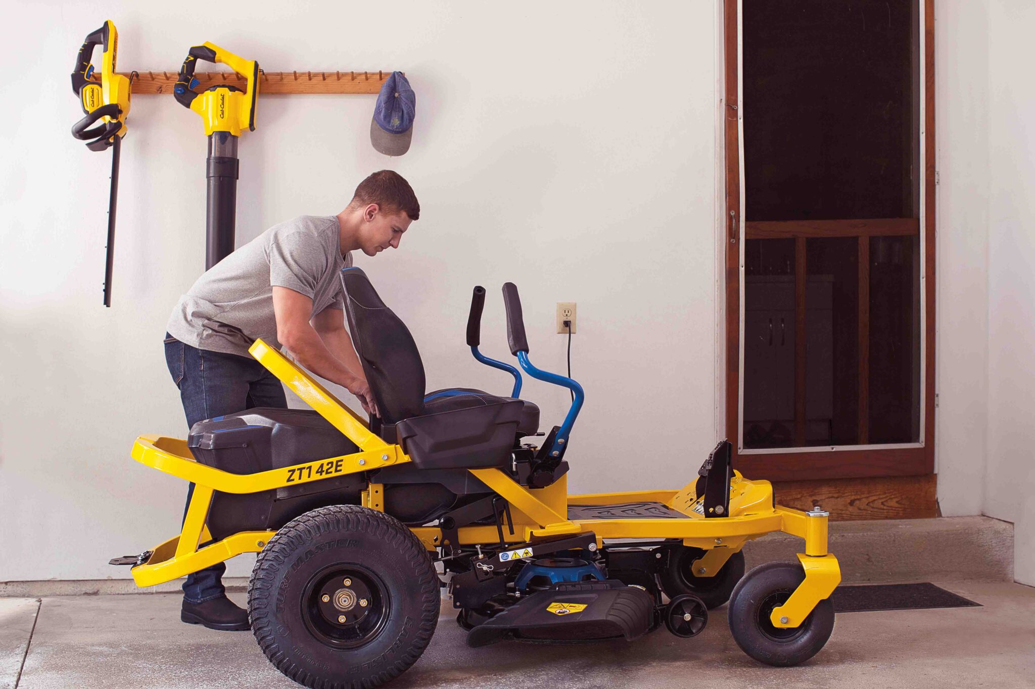 ZT1 42E Electric Ultima | Cub Cadet NZ – 56V, 2 Acres/1.5 h, Zero‑Turn